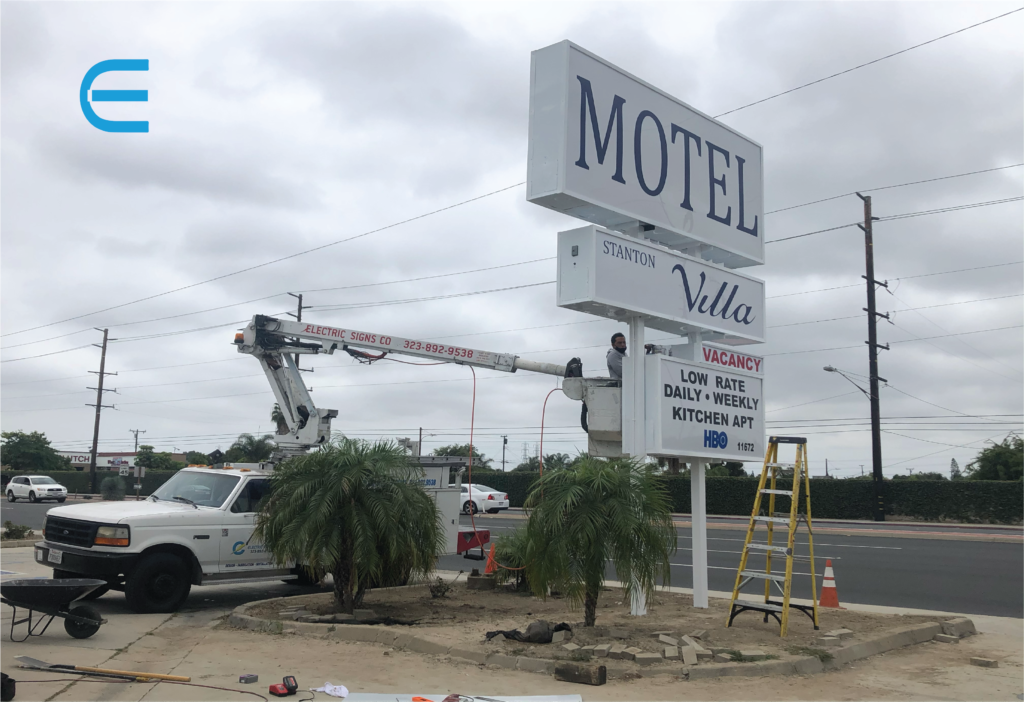 Pole & Pylon Signs – Electric Signs Co.