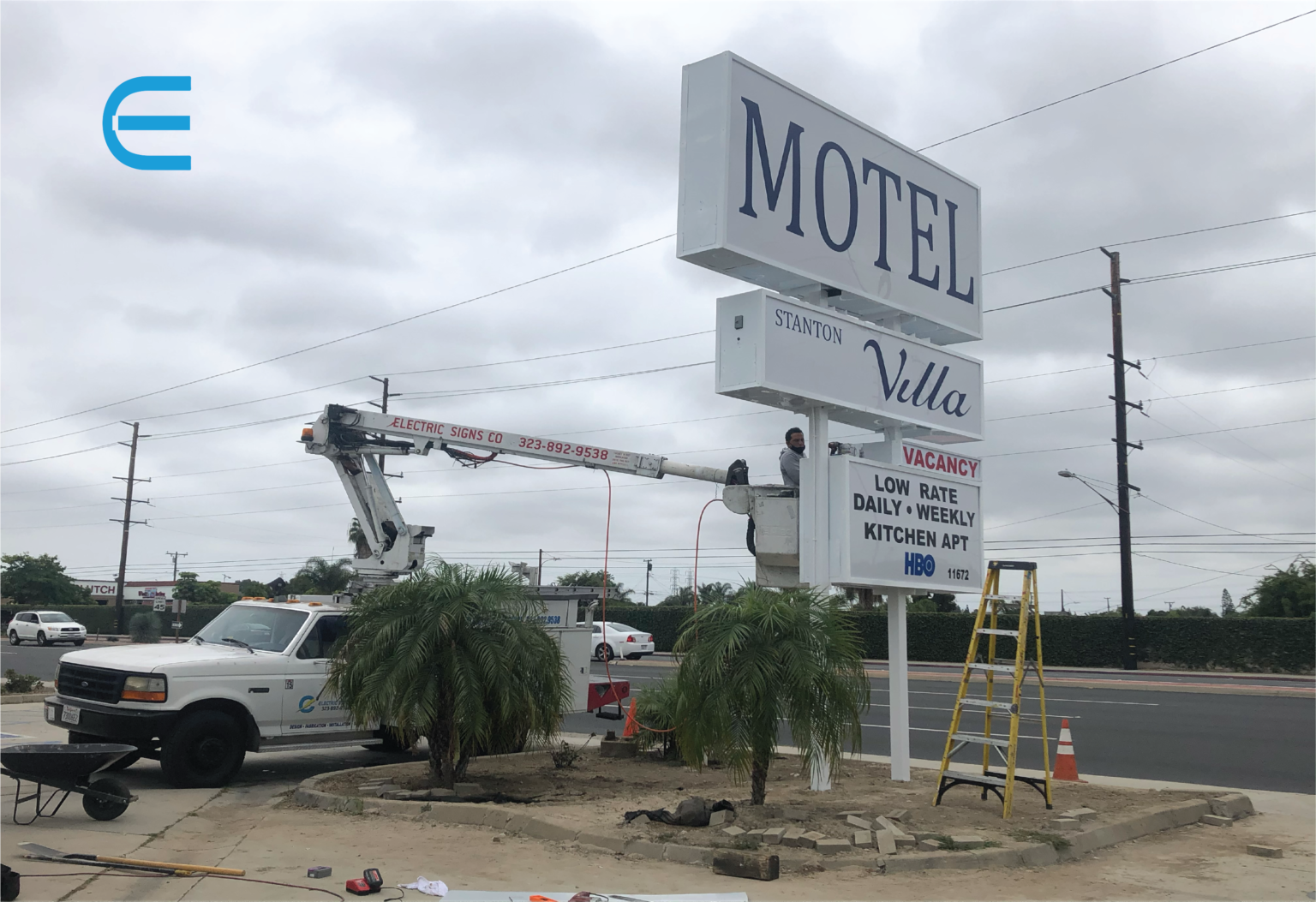 Pole & Pylon Signs – Electric Signs Co.